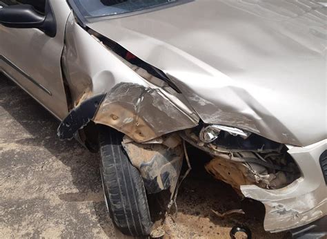 Motorista sem habilitação e sintomas de embriaguez colide contra
