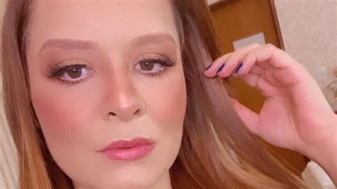 De biquíni Maiara ostenta corpão em fotos ousadas na piscina