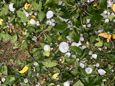 Météo Pluies diluviennes grosses rafales de vent et grêlons énormes