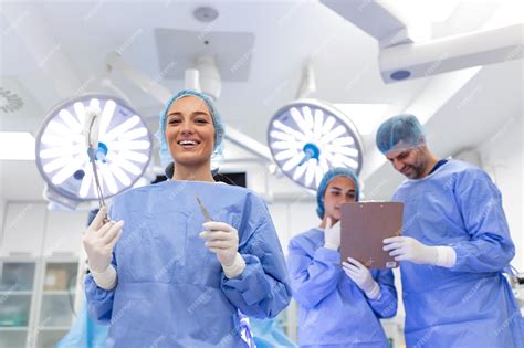 Retrato De Una Mujer Feliz Cirujana De Pie En El Quirófano Lista Para Trabajar En Un Paciente
