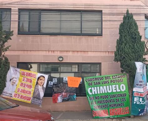 Persiste el plantón de víctimas que exigen la destitución de la titular