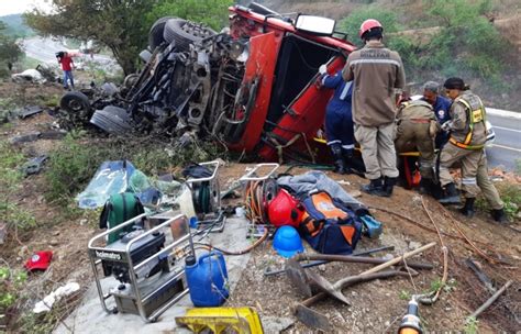 Duas pessoas morrem após colisão entre caminhão e carro na BR 423