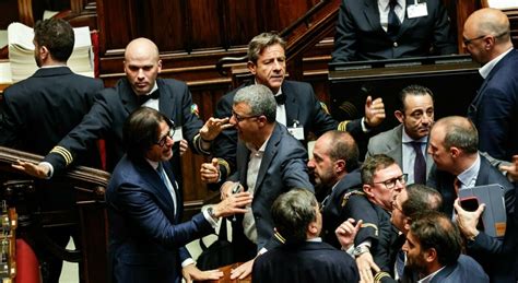 Def Ok Anche Del Senato Con S Bagarre Alla Camera Pd Lascia L
