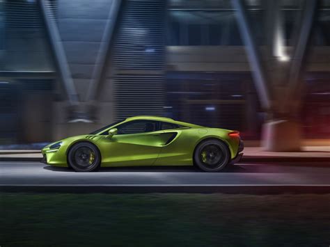 Сравнение Aston Martin V12 Speedster и McLaren Artura по