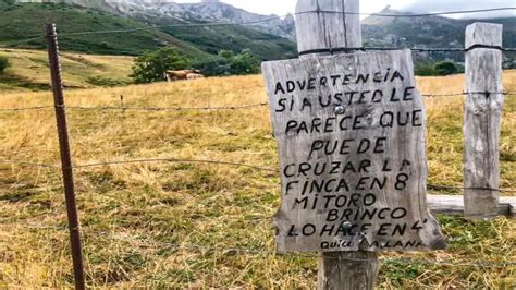 Así intenta convencer un ganadero asturiano de no entrar a su finca a