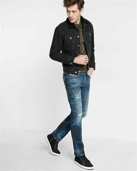 schwarze Jeansjacke olivgrünes Camouflage T Shirt mit einem
