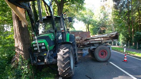 Traktorgespann fährt gegen Baum regionalHeute de