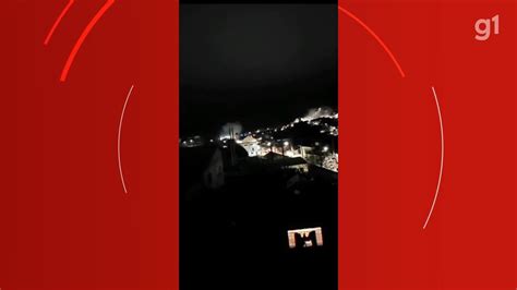 Vídeo Criminosos explodem agências bancárias e trocam tiros a