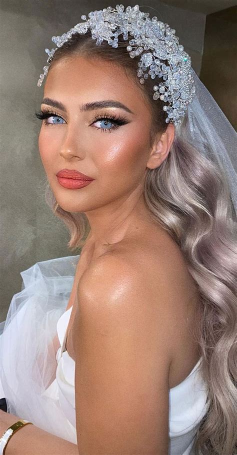 Gorgeous Makeup Trends To Try In Ash Blonde Blue Eye Makeup