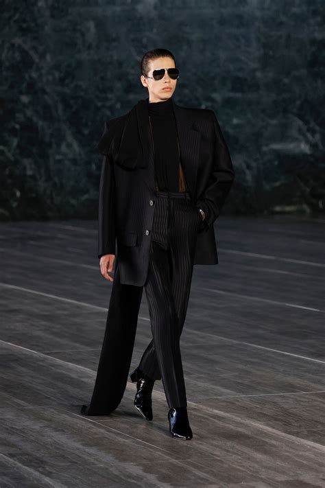 คอลฯ ฤดรอน 2024 จาก SAINT LAURENT กบดเอนเอผชายทผสมผสานความเปน