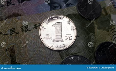 Uma Moeda Chinesa De Yuan Reside Em Papel Nota De Um Yuan Imagem De