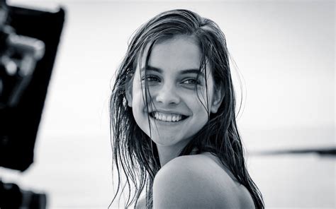 Blue Eyes Model Long Hair Face Looking Up Women Outdoors Women