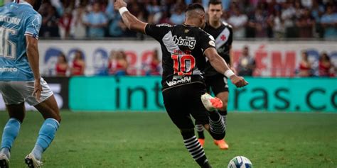 Payet marca seu primeiro gol a camisa do Vasco e celebra atuação