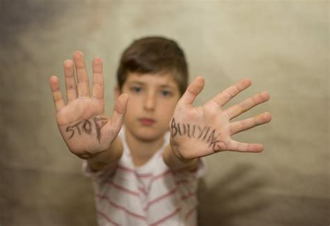 Stop bullying gesto representado por el niño Foto Premium