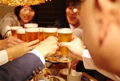 50 tuổi họp lớp cấp 3 tôi đi xe đạp điện trong khi các bạn lái ô tô