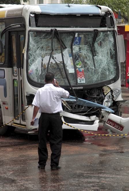 Colisão entre dois ônibus deixa feridos no Méier