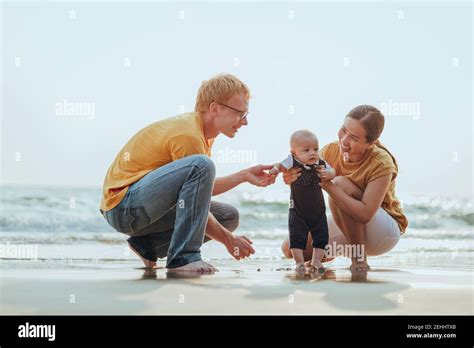 Glückliche Familie am Strand Vater Mutter und Baby haben Spaß im