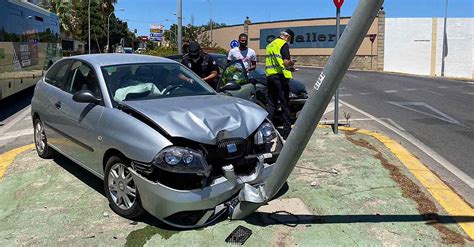 Un Coche Se Empotra Contra Una Farola En El Puerto Sin Heridos El