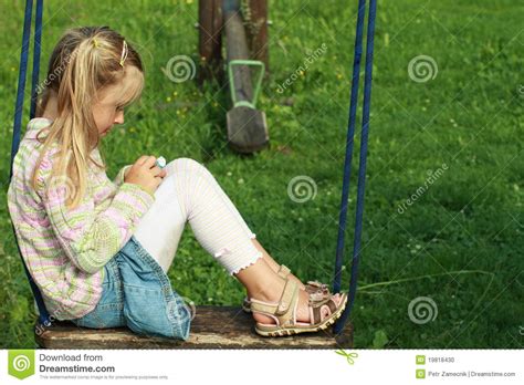 Petite Fille Sur Une Oscillation Photo Stock Image Du Robe Rose