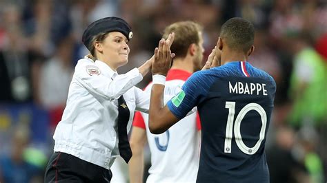 WM 2018 Flitzer stürmen das WM Finale zwischen Frankreich gegen
