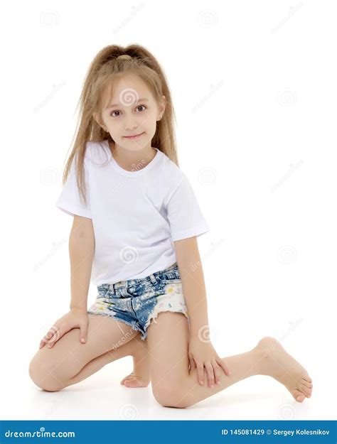 Fille De Charme Dans Un T Shirt Blanc Pur Pour La Publicit Et Des