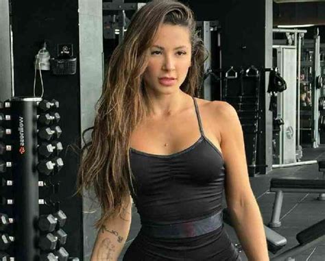 Nathalia Valente de A Fazenda 15 exibe bumbum grandão usando fio
