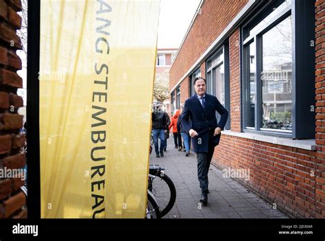 DEN HAAG VVD Leider Mark Rutte Brengt In Basisschool De Woltersschool