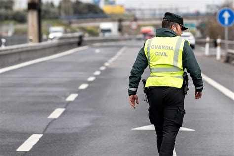 Un fuerte choque entre un coche y un camión deja dos muertos en la CL 101