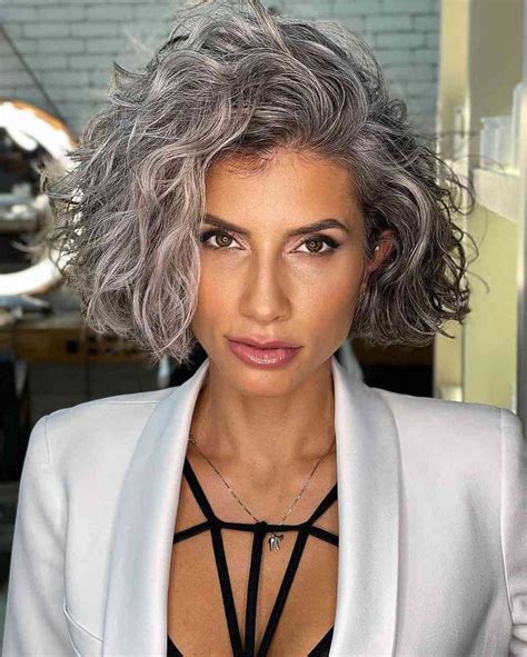 Cortes De Pelo Mujer 2023 Tendencias Y Fotos Grey Curly Hair Short