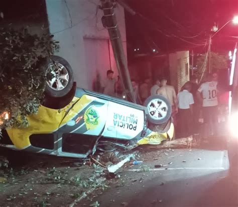 Dois policiais ficam feridos após viatura bater em poste e capotar