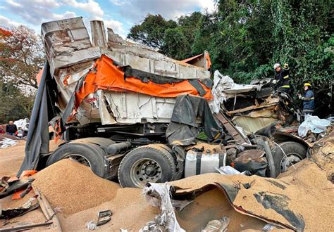 Colisão frontal envolvendo duas carretas deixa um morto e dois feridos