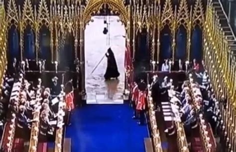 A sombra da morte vulto macabro surge em coroação do Rei Charles III