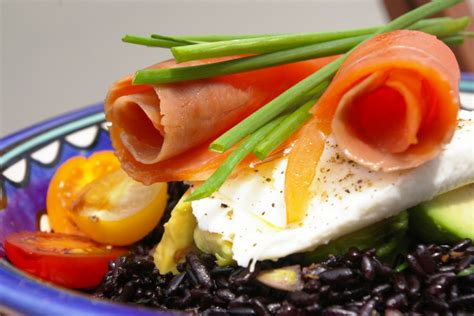 Salade dété de riz noir au saumon fumé mozzarella et avocat Lalala