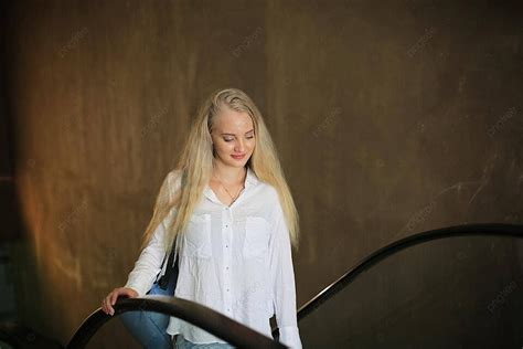 美麗的金發女孩走上自動扶梯女孩機場模型 照片背景圖桌布圖片免費下載 Pngtree