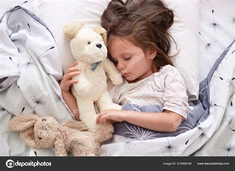 Gros Plan Portrait De Belle Petite Fille Mignonne Dormant Paisiblement