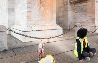 Milano Attivisti Di Ultima Generazione Imbrattano Arco Della Pace L