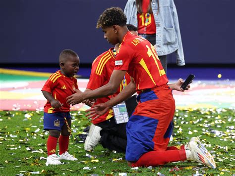 Eurocopa La Tierna Imagen De Lamine Yamal Con Su Hermano Peque O