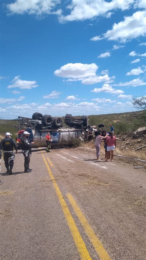 Quatro pessoas morrem e uma fica ferida após carro pipa capotar sobre