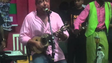 Sombrinha canta Vem Sambar e Só pra contrariar no Samba dos Berninis