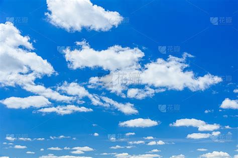深蓝的天空中飘着朵朵白云