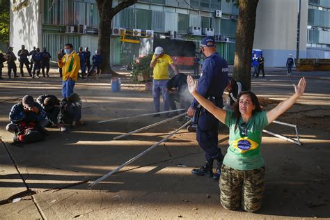 Vídeo Governo de Brasília DESMONTA Acampamento PRÓ BOLSONARO na