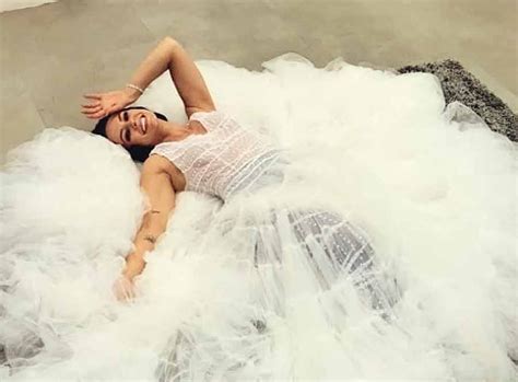 Paolla Oliveira Posta Foto De Vestido De Casamento E Maquiagem Borrada
