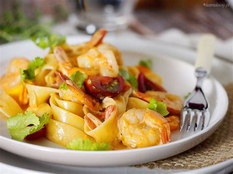 Makaron z krewetkami w sosie śmietanowym Pasta with shrimp in creamy