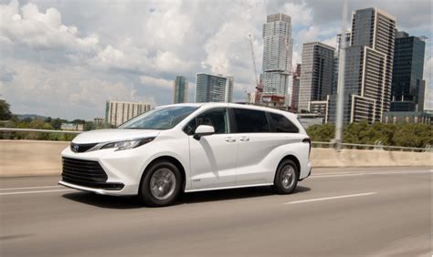 Chrysler Pacifica Vs Toyota Sienna Compare Minivans