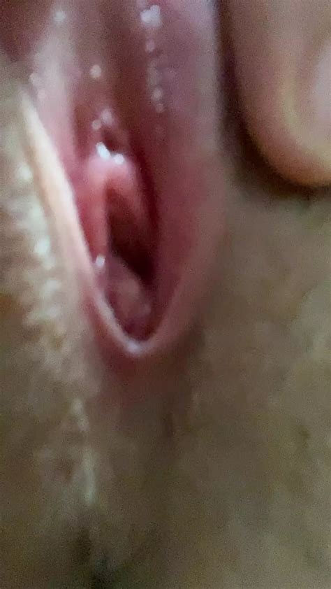 Nahaufnahme gezoomt nass enge und jungfräuliche muschi fingern xHamster