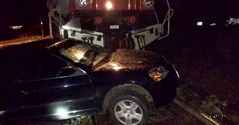 G1 Carro é arrastado por trem por cerca de 15 metros em Votuporanga