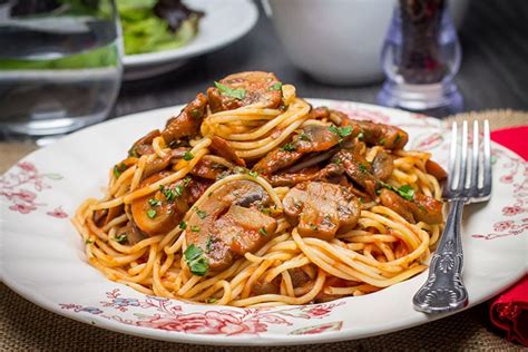 Spaghetti With Mushroom Tomato Sauce Errens Kitchen