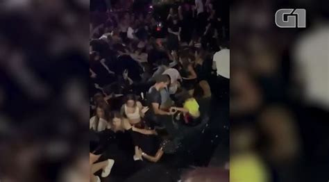 VÍDEO estrutura desaba e jovens caem na piscina em festa clandestina