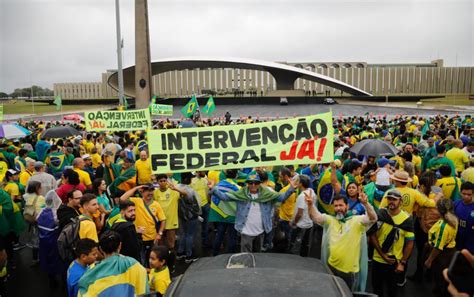 Manifestantes Pedem Interven O Federal Em Frente A Quart Is