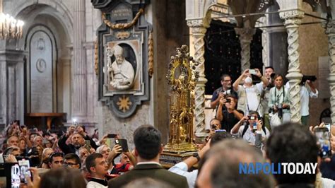 San Gennaro ha fatto il miracolo il sangue si è sciolto